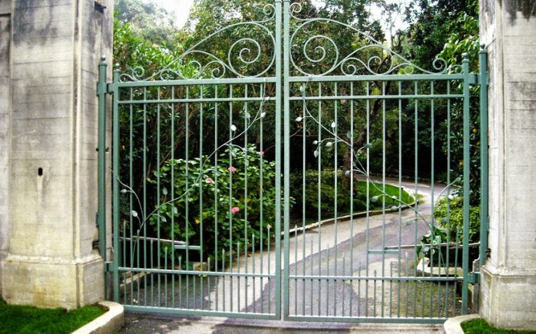 How to Build a DIY Driveway Gate - Full Guide