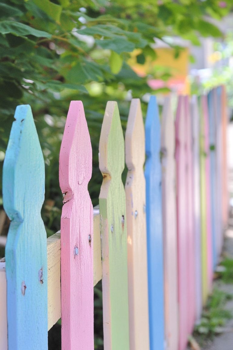 39 Vibrant Colored Fence Ideas to Transform Your Yard