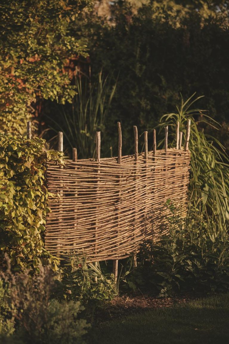 33 Natural Fence Ideas That Add Charm and Privacy