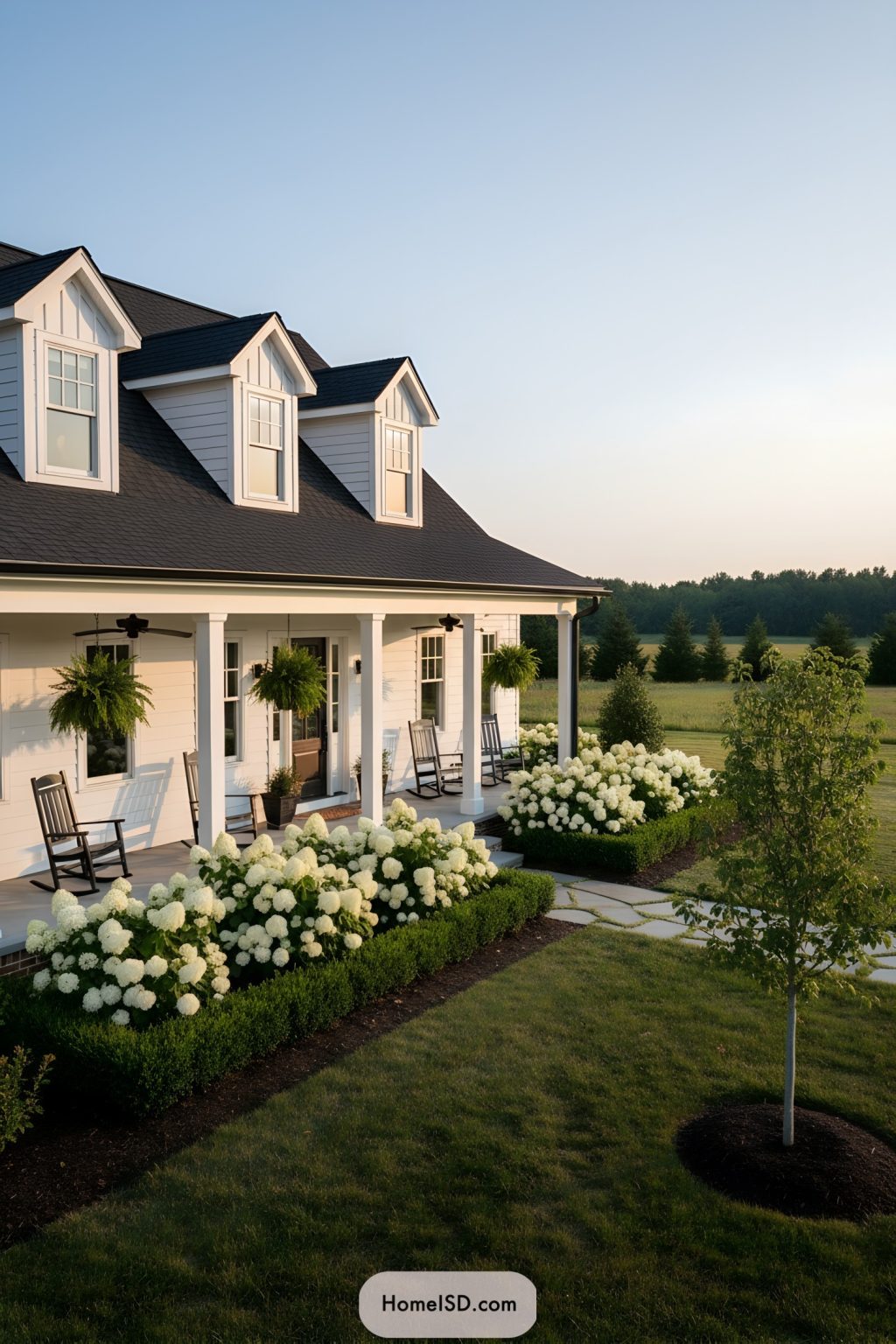 26 Farmhouse Landscape Designs That You'll Fall in Love With