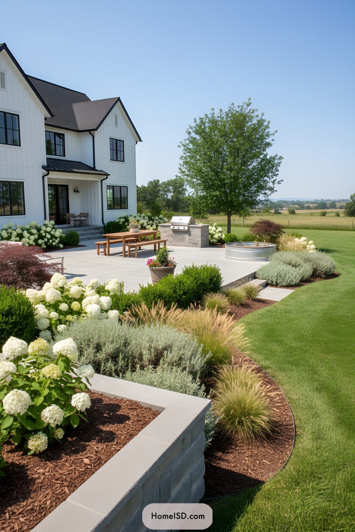 26 Farmhouse Landscape Designs That You'll Fall in Love With