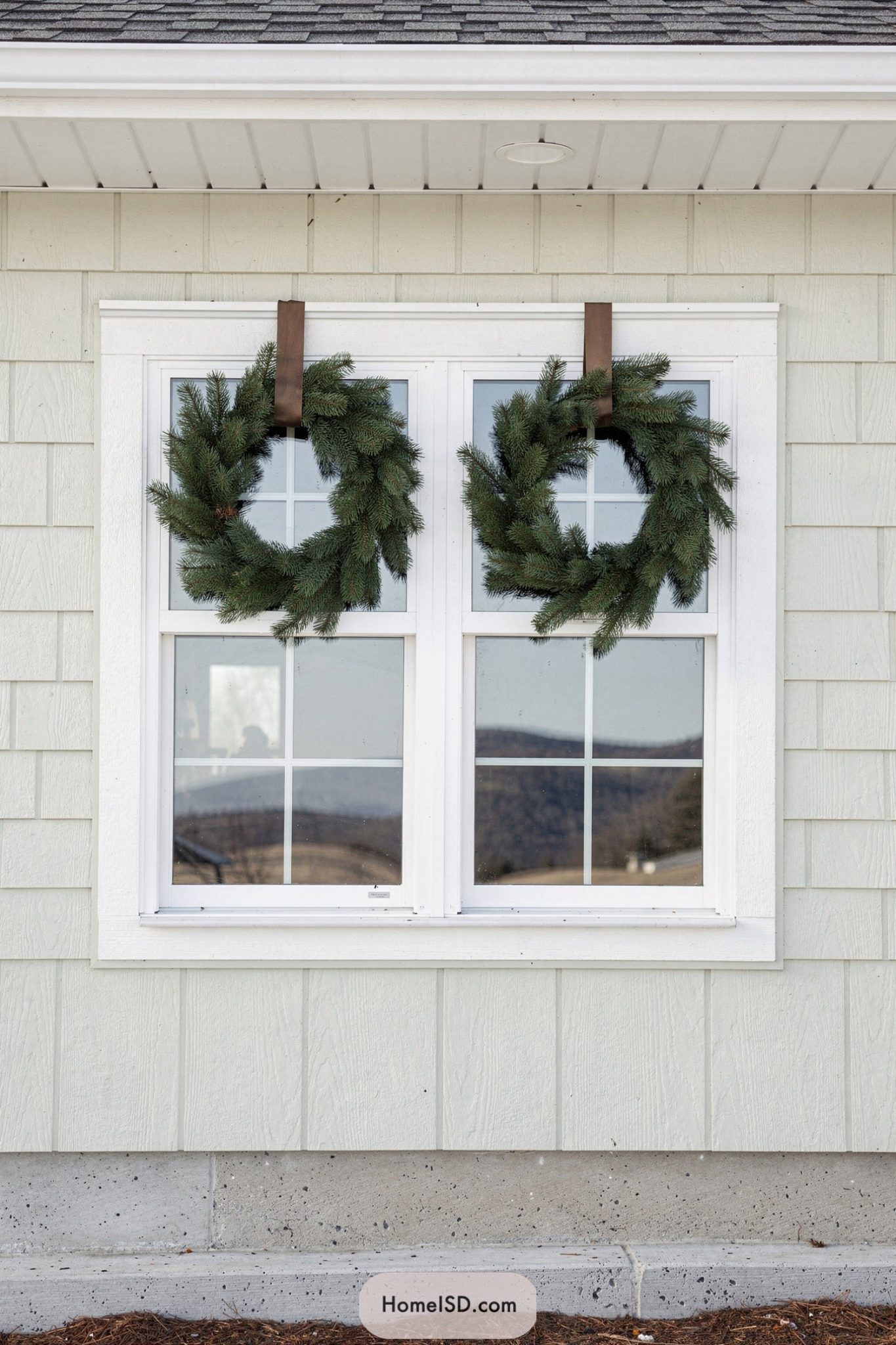 22 Charming Christmas Outdoor Window Wreaths to Put Your House into ...