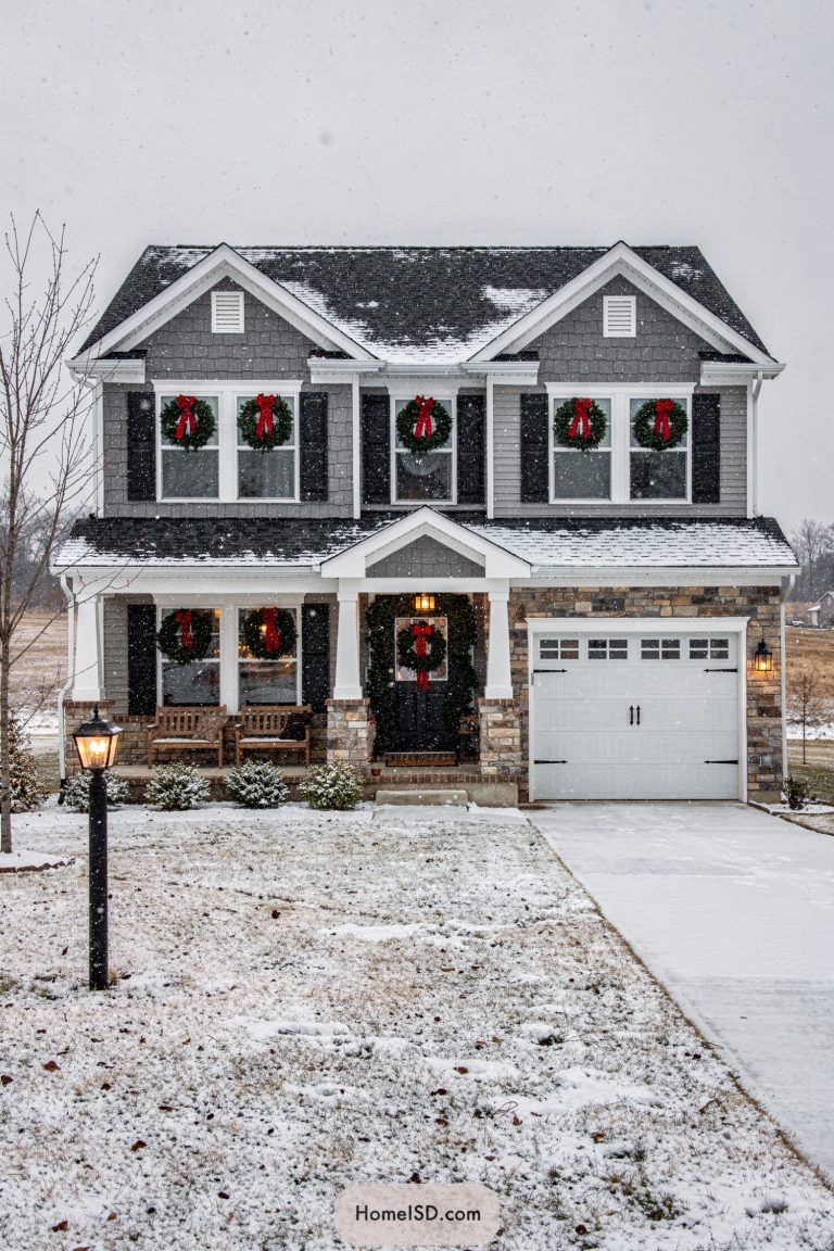 22 Charming Christmas Outdoor Window Wreaths to Put Your House into ...